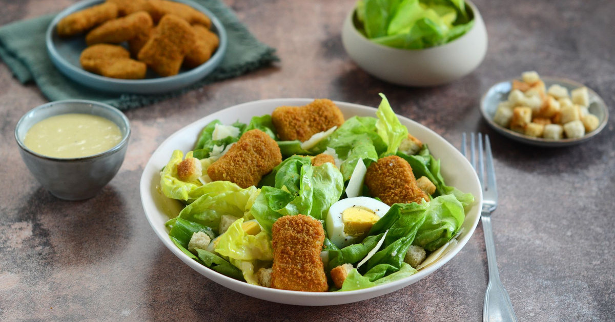 Vous allez adorer cette recette de salade césar aux nuggets végétaux ...