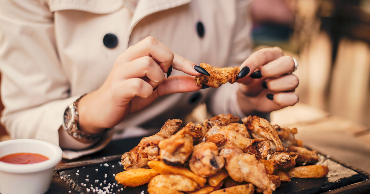 Cette technique parfaite pour manger les wings de poulet ! - 750g.com