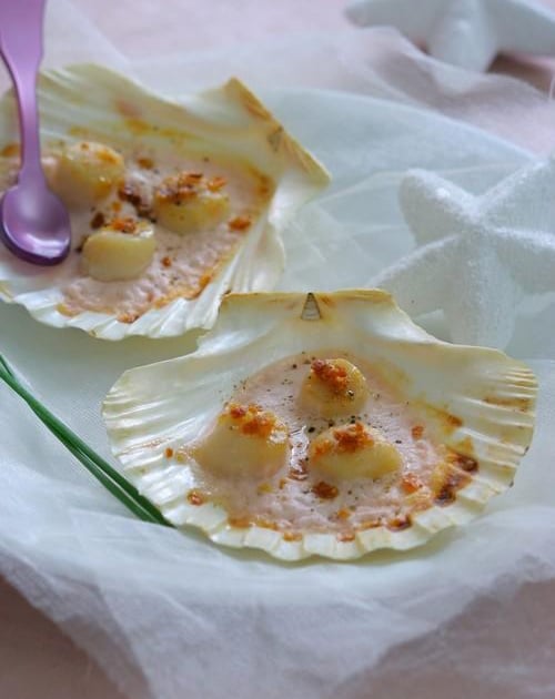 Recette Saint-Jacques dans leur coque à la crème de Tarama et lard fumé ...