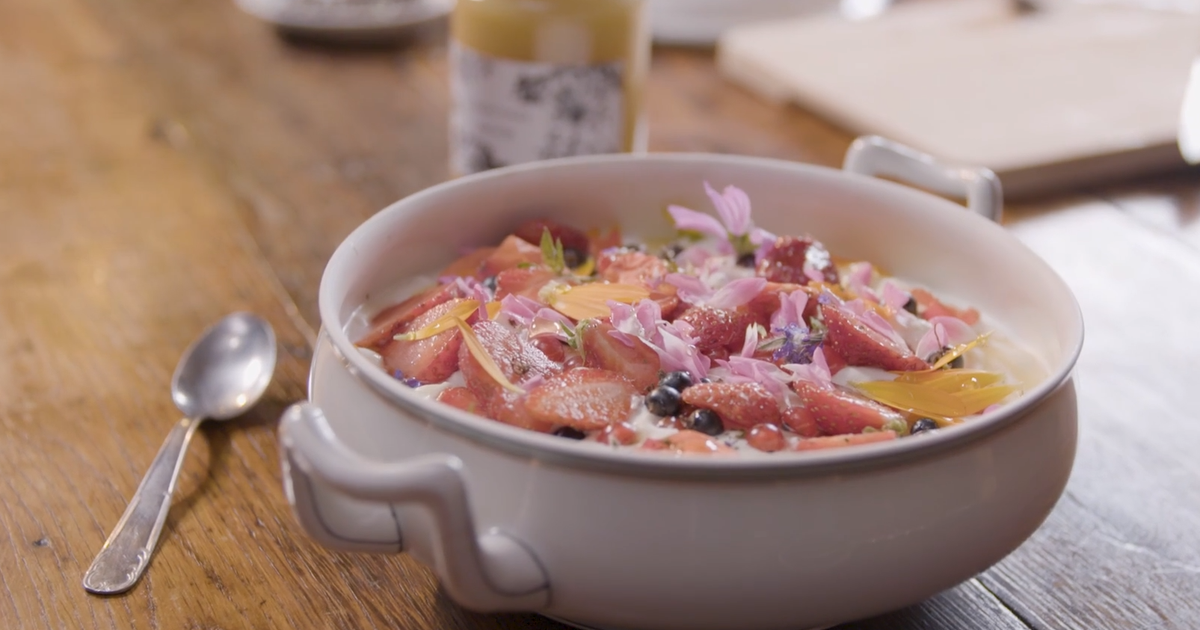 Recette - Fontainebleau au miel, fleurs et fruits rouges