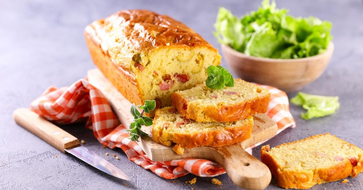Voici notre recette de l’incontournable cake salé jambon-olive qui met ...