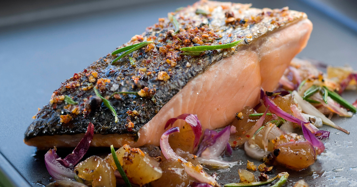 Recette Dos de saumon doré au poivre, romarin et marrons - 750g.com