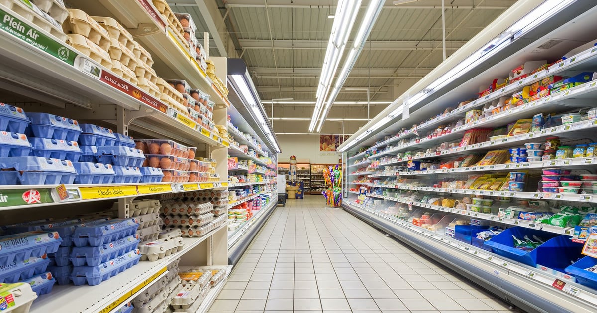 On sait enfin à quoi sert la barre au bas des rayons de supermarché ...