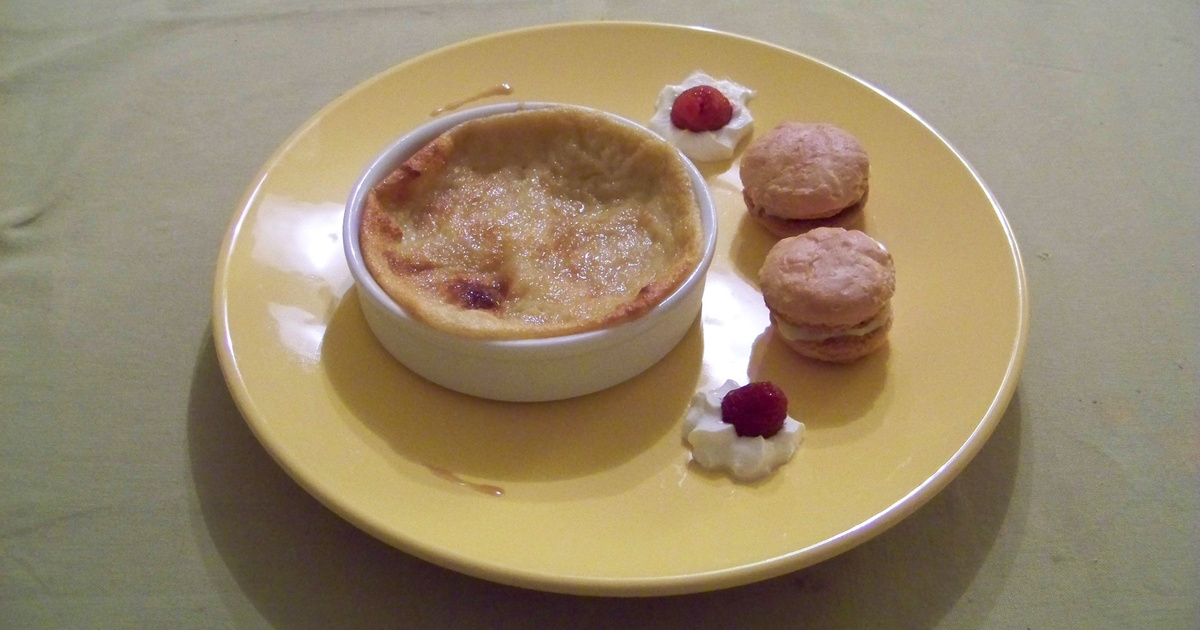 Recette Petit flan à la vanille et ses macarons vanille-framboise ...