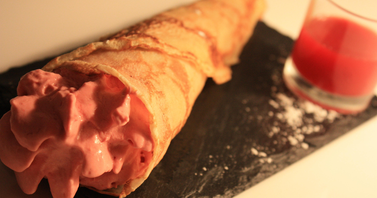 Recette Crêpe fourrée à la chantilly rose - 750g.com