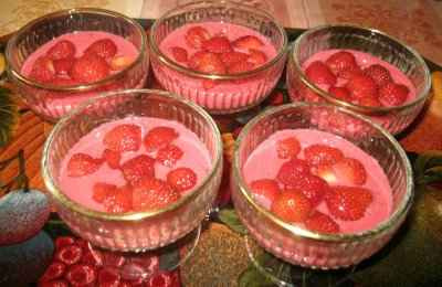 Recette Fraises à la nage au thé vert à la menthe - 750g.com