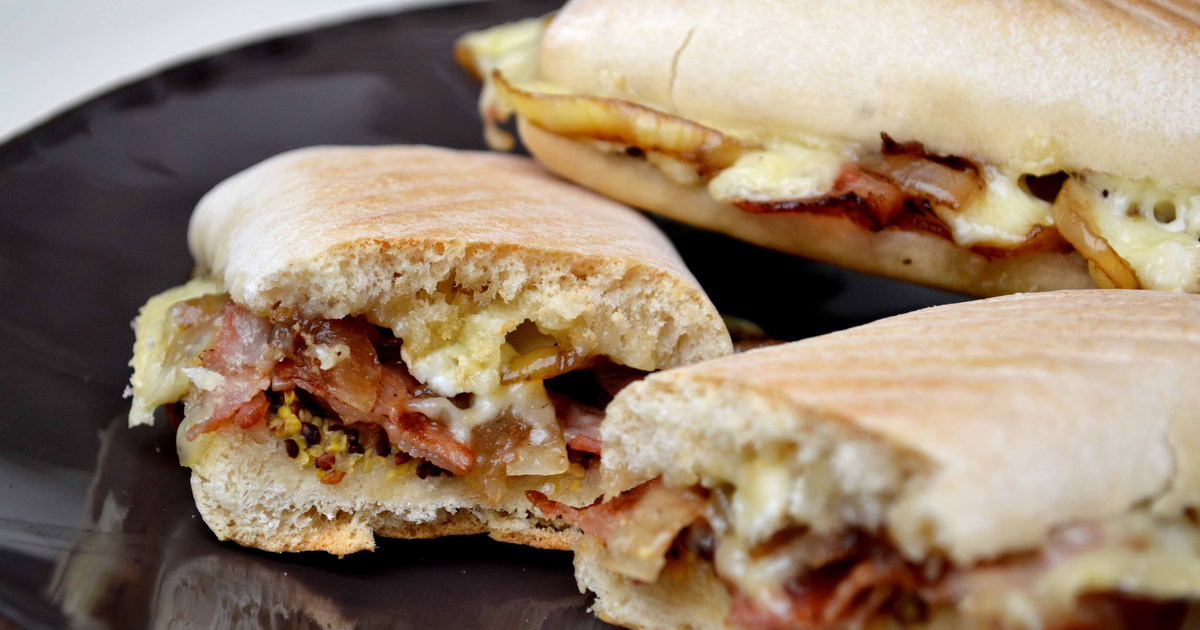 Recette Panini au brie, lard fumé, moutarde à l'ancienne et oignons ...