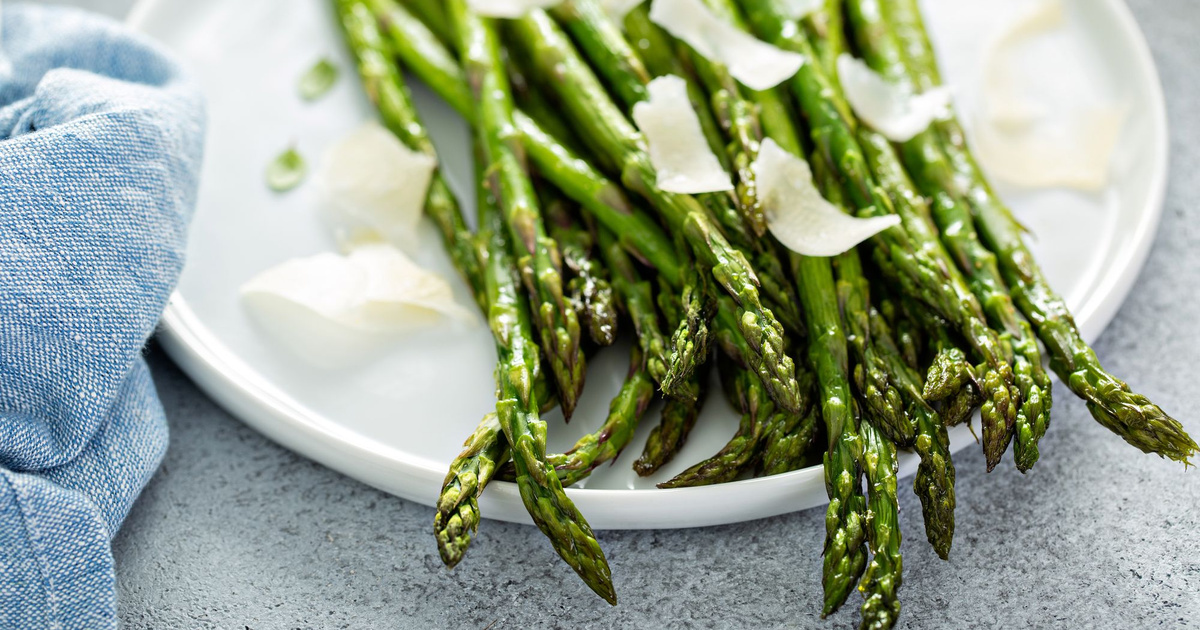 Asperges vertes grillées au parmesan : la recette rapide et facile à ...