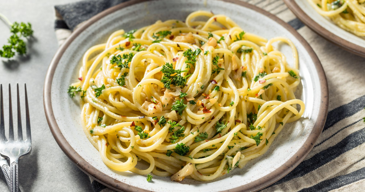 Simple et peu chère, cette recette de pâtes onctueuses à l’ail ne peut ...