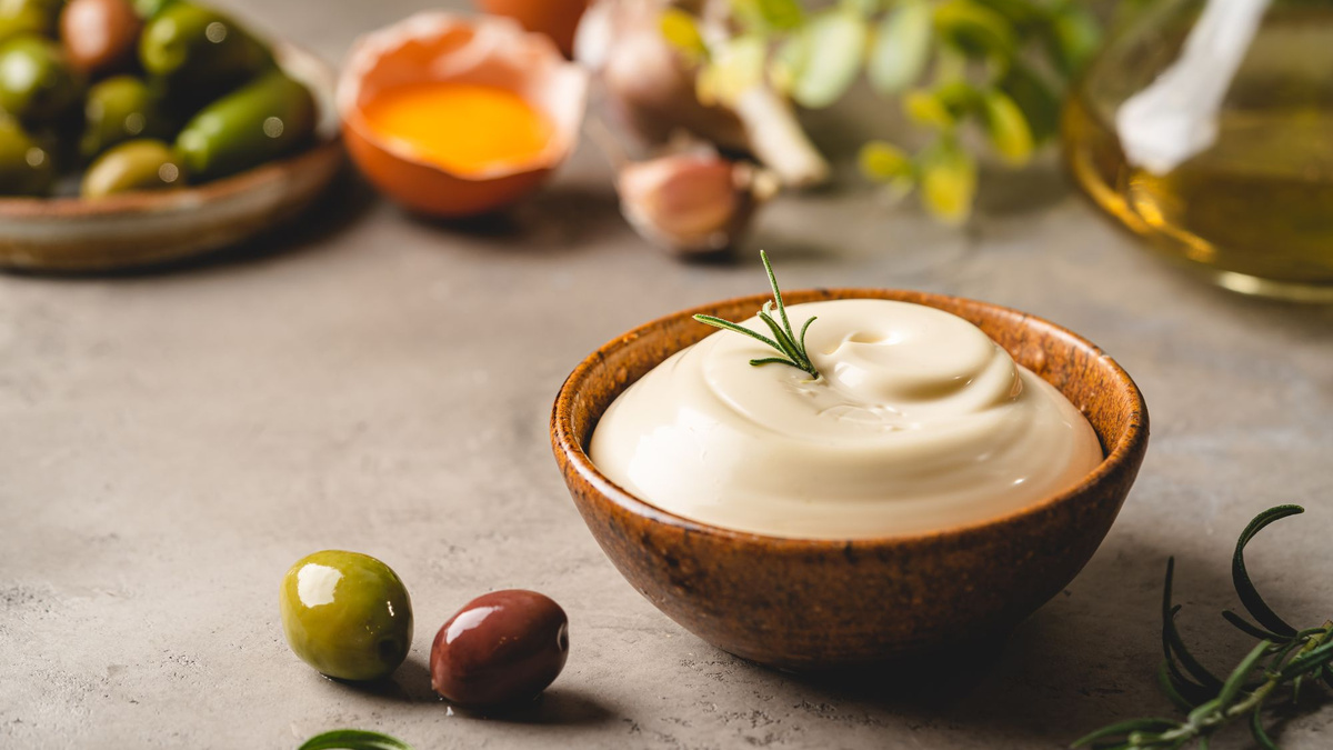 Avec seulement un filet d'huile, cette recette de mayonnaise légère est ...