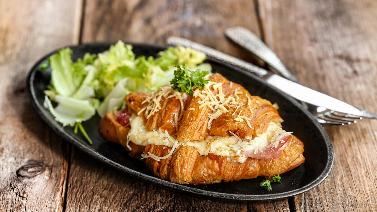 Pour un brunch dominical ou un repas express, ce croissant au jambon et ...
