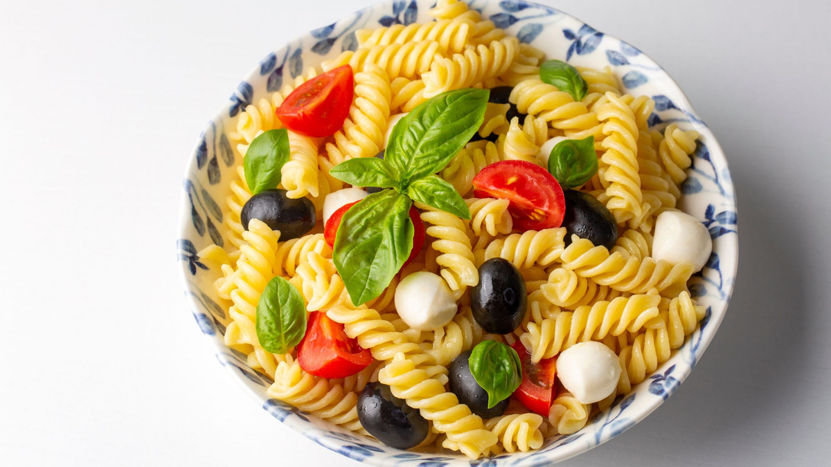 Cette recette de salade de pâtes épicées sera parfaite pour vos pique ...