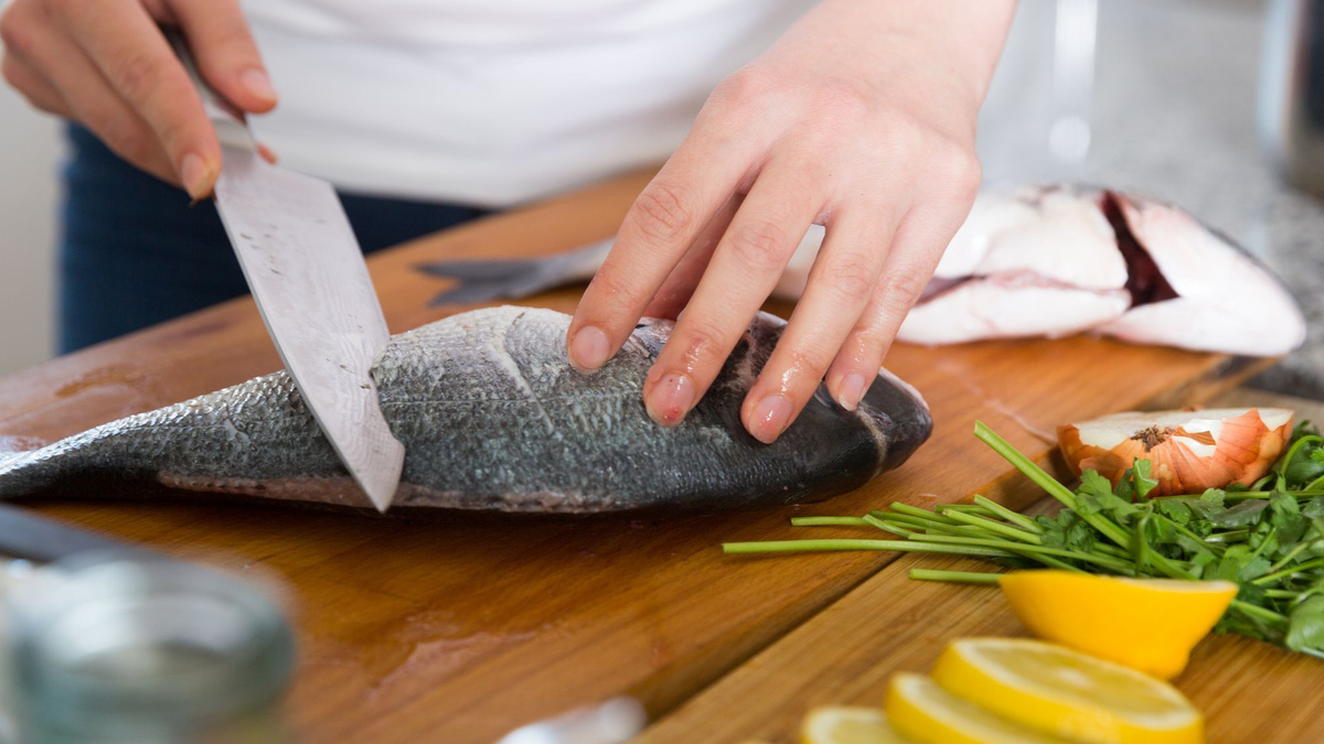 Apprenez à lever un filet de poisson comme un pro avec la méthode d'un ...