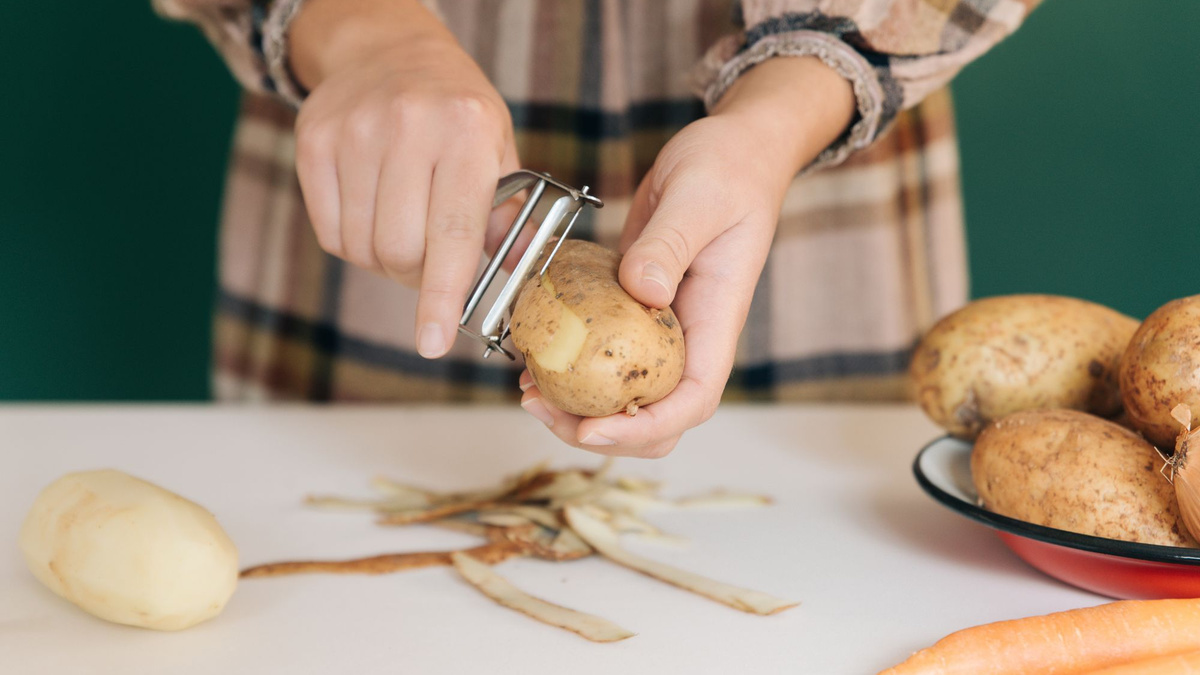Cette façon d'utiliser un économe permet d'éplucher des pommes de terre ...