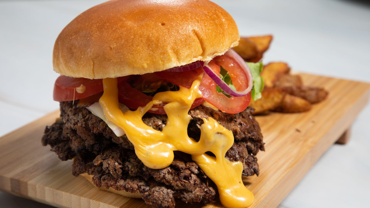 Cyril Lignac dévoile sa méthode pour un délicieux smash burger - 750g.com