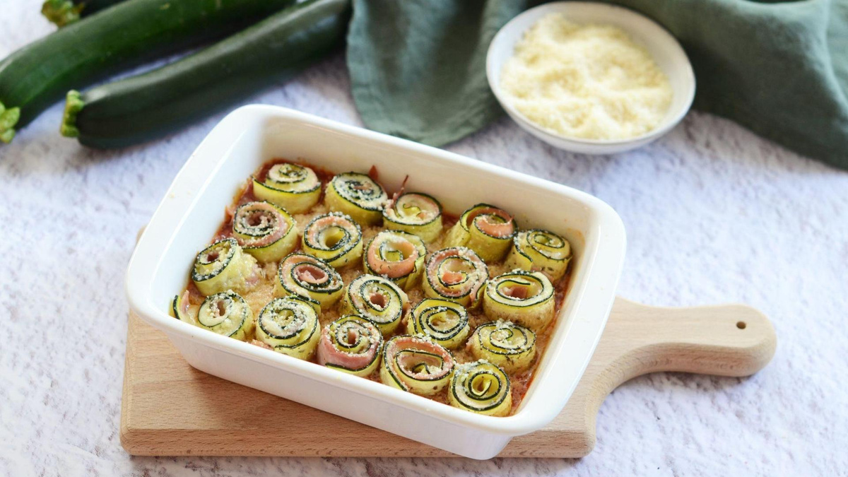 Cette recette de roulé de courgette au jambon et au fromage va devenir ...