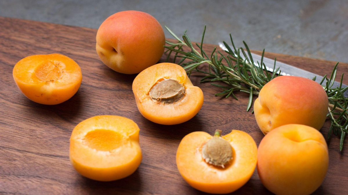 Oublier la tarte aux abricots, voici comment cuisiner ce fruit pour une ...