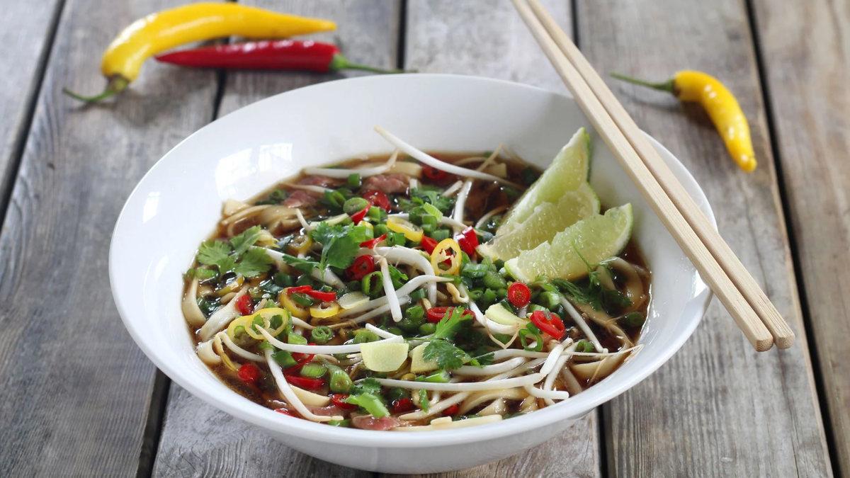 Vous n’avez pas encore testé le Pho ? Cette soupe vietnamienne épicée ...