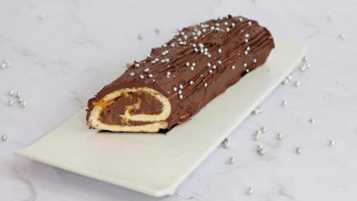 Cette recette de bûche de Noël roulée au chocolat est tellement facile ...