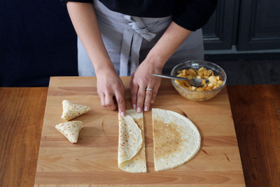 Recette - Triangles de crêpes aux pommes, sauce caramel au rhum en pas ...