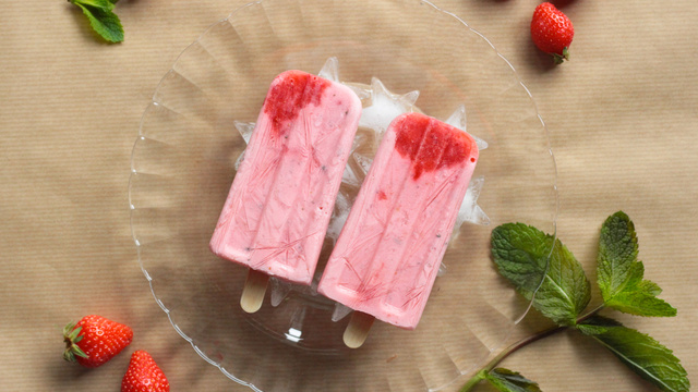 Recette Popsicles aux fraises et au yaourt - 750g.com