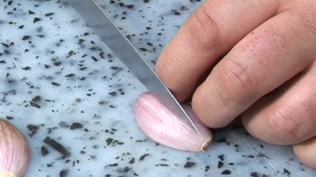 Ciseler une échalote (vidéo) - 750g.com